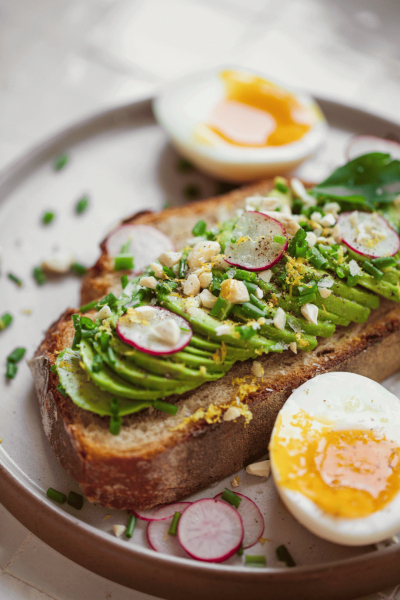 Recipe Avocado toast with egg/goat cheese - FRIJE